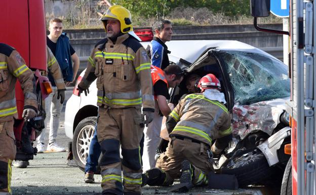 Dos Heridos Uno De Ellos Grave En Un Accidente Entre Un Camión Y Un
